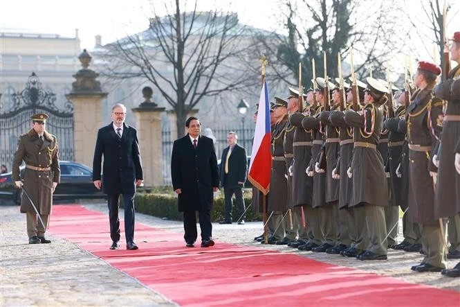 Czech PM hosts official welcome ceremony for Vietnamese counterpart
