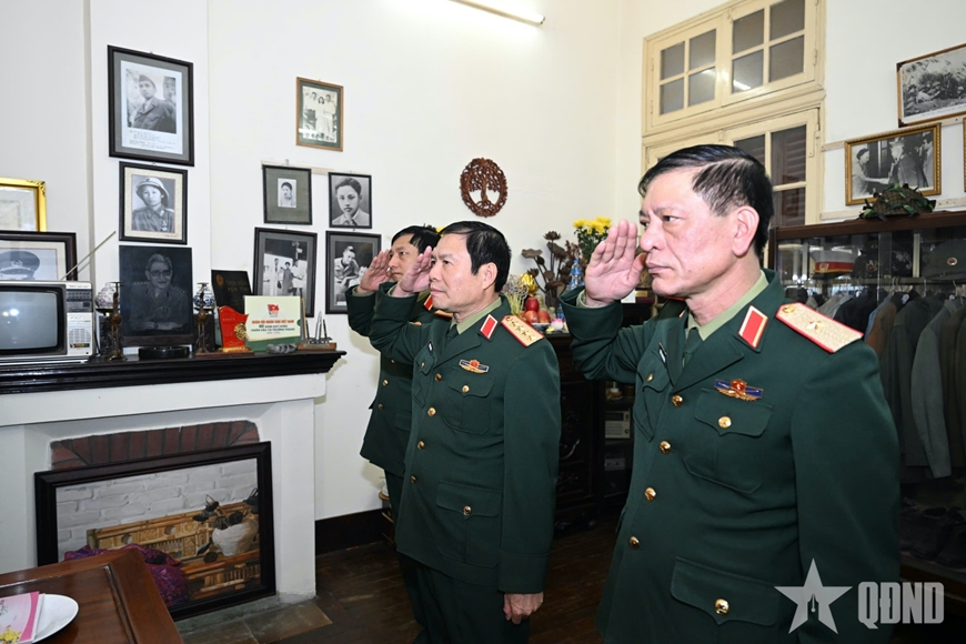 General Nguyen Tan Cuong visits former Party, State, military leaders