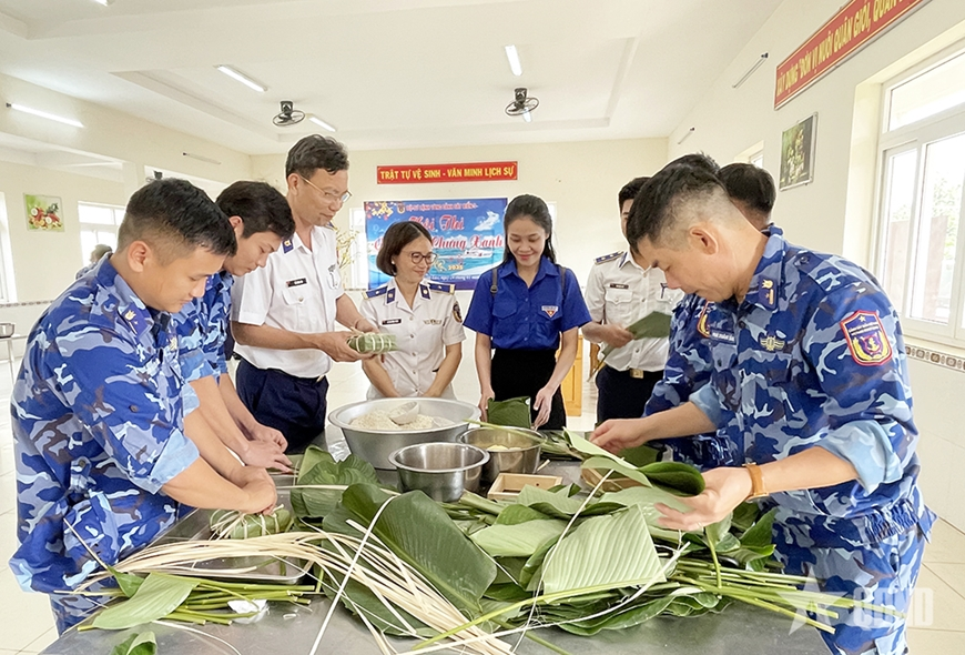 Coast Guard Region 3’s troops prepare Banh chung