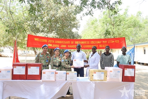 Vietnamese “blue beret” doctors present gifts to patients in Bentiu