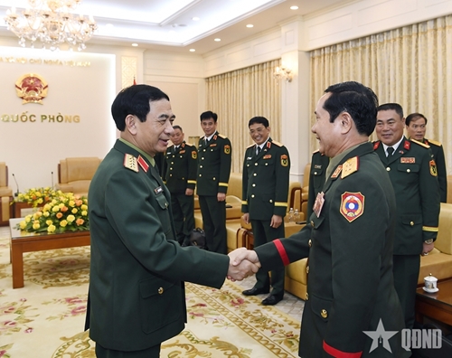 Gen. Phan Van Giang receives Lao Chief of General Staff