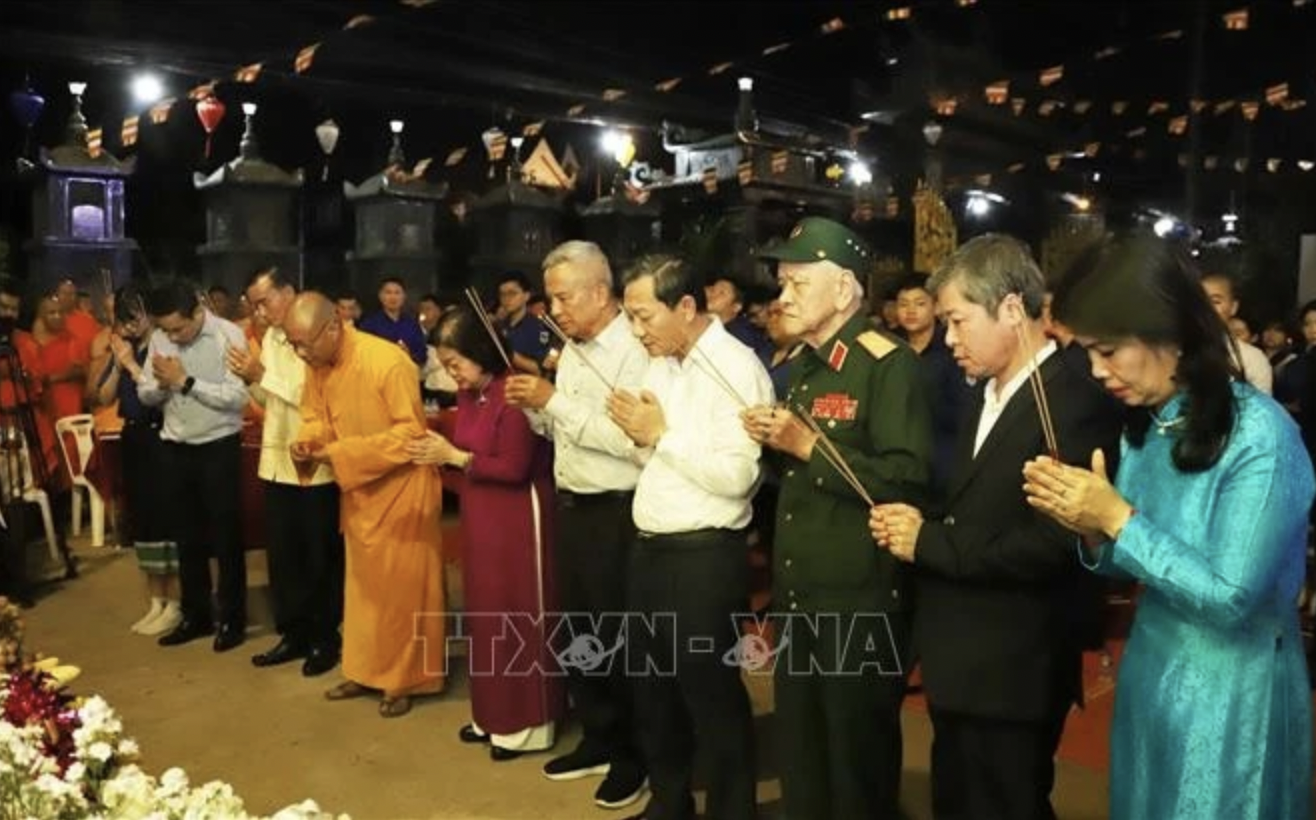 Vietnamese, Lao fallen heroes commemorated in Vientiane