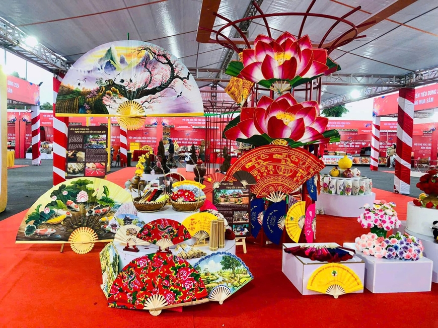 Preserving Chang Son fan-making craft