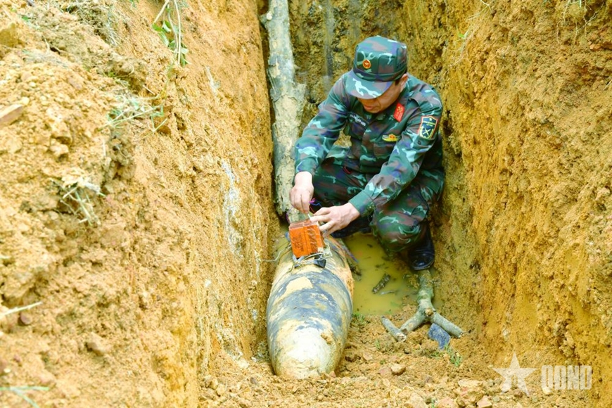 Wartime bomb with intact detonator successfully handled in Nghe An