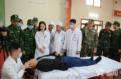 Chinese military medical team demonstrates medical techniques
