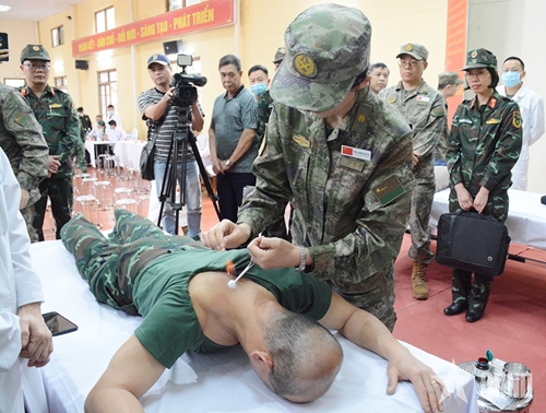 Chinese military medical team demonstrates medical techniques