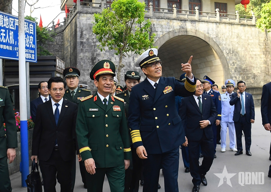Vietnamese, Chinese Ministers of National Defense active in China
