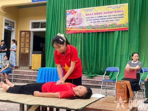 Drowning prevention skills equipped with students in border areas