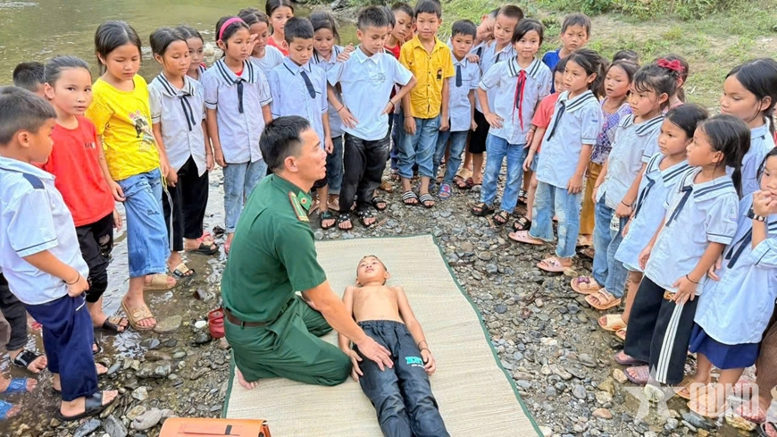 Drowning prevention skills equipped with students in border areas