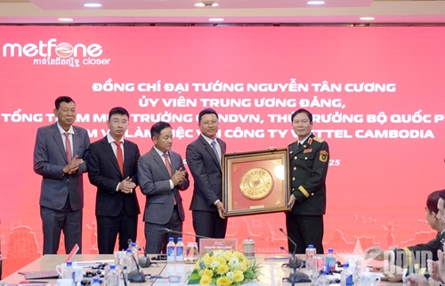 General Nguyen Tan Cuong visits Metfone and MB Cambodia
