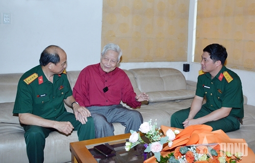 PAN’s delegation visits veteran journalist Ha Dang