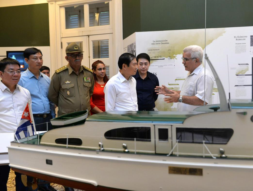 General Nguyen Tan Cuong visits Fidel Castro Ruz Center