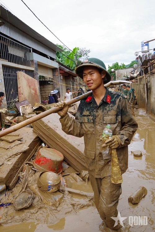Troops strive to help locals clean up after flood