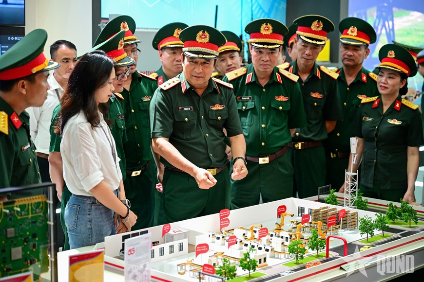 Sr. Lt. Gen. Phung Si Tan inspects military’s exhibition preparations