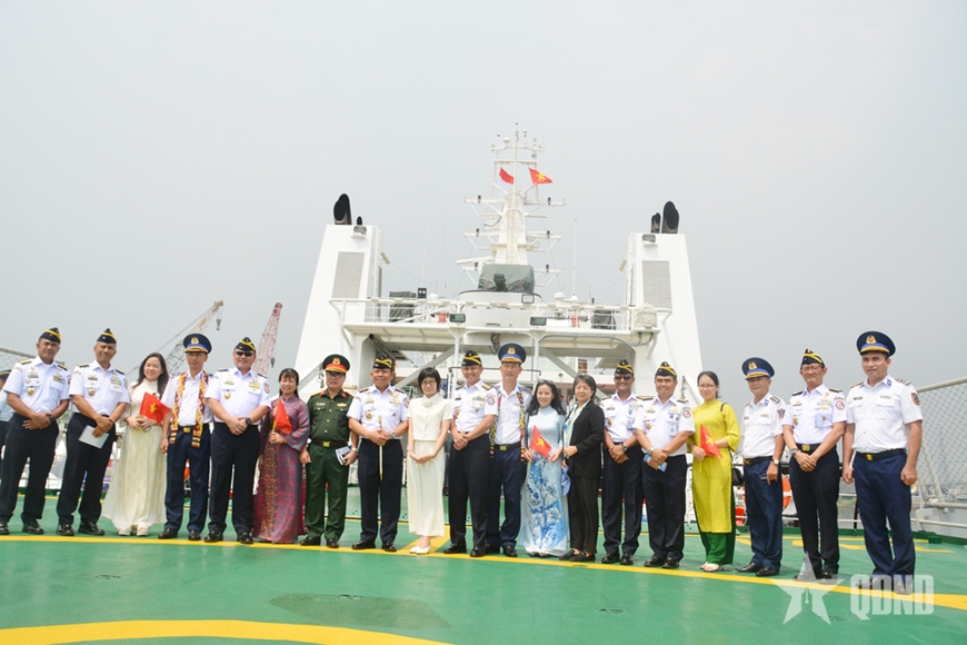 Coast guard ship CSB 8001 arrives in Jakarta, starting visit and ...