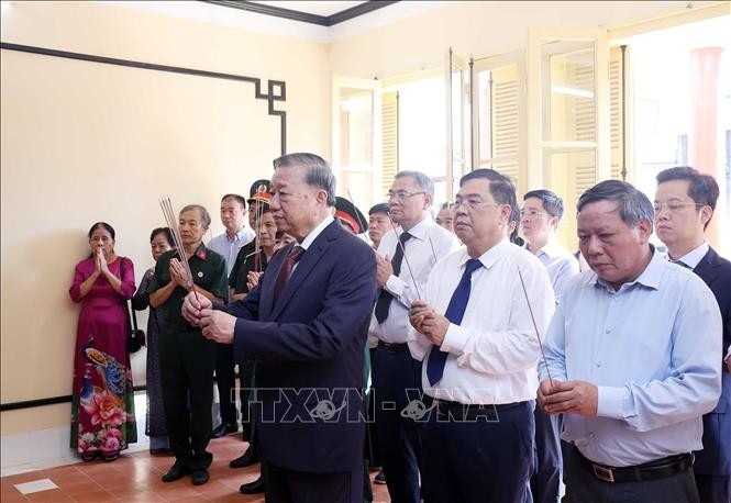 Party chief pays tribute to President Ho Chi Minh at House No.48 on ...