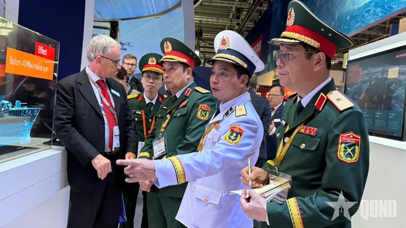 Sr. Lt. Gen. Phung Si Tan attends DSEI 2025 in U.K.