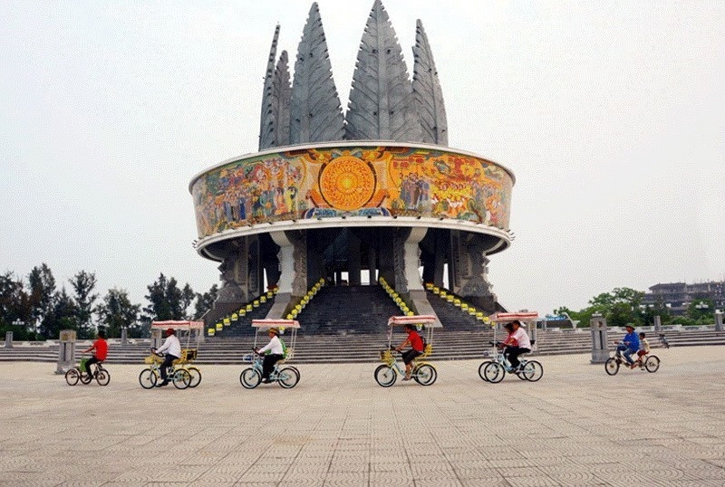 Nearly 1,000 Chinese MICE tourists enter Quang Ninh through Mong Cai ...