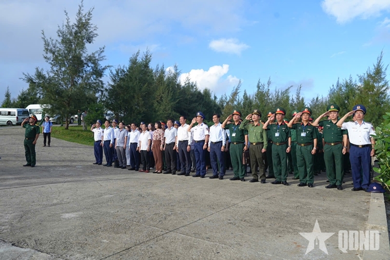 Coast Guard Region 2 conducts meaningful activities in Ly Son Special Zone