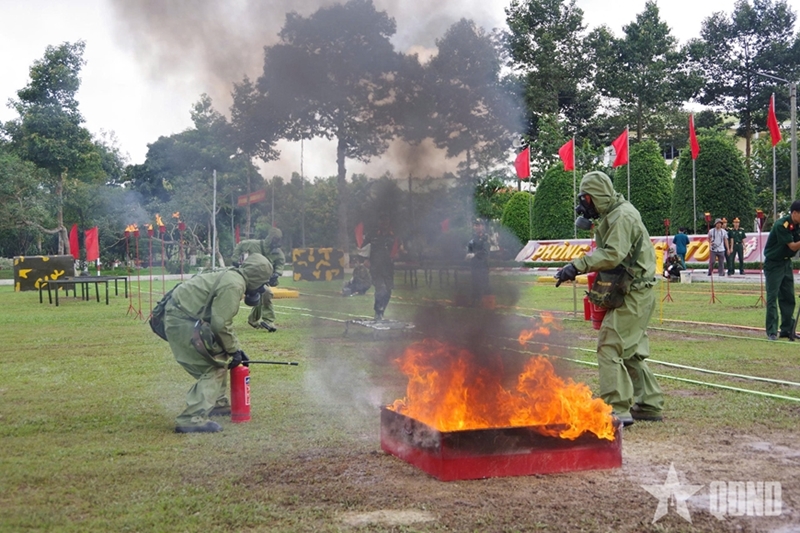 Chemical troops practice responding to toxic chemical and radiological ...