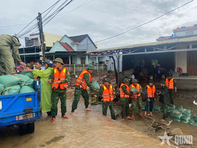 Da Nang’s border guards stand shoulder to shoulder with flood-affected ...