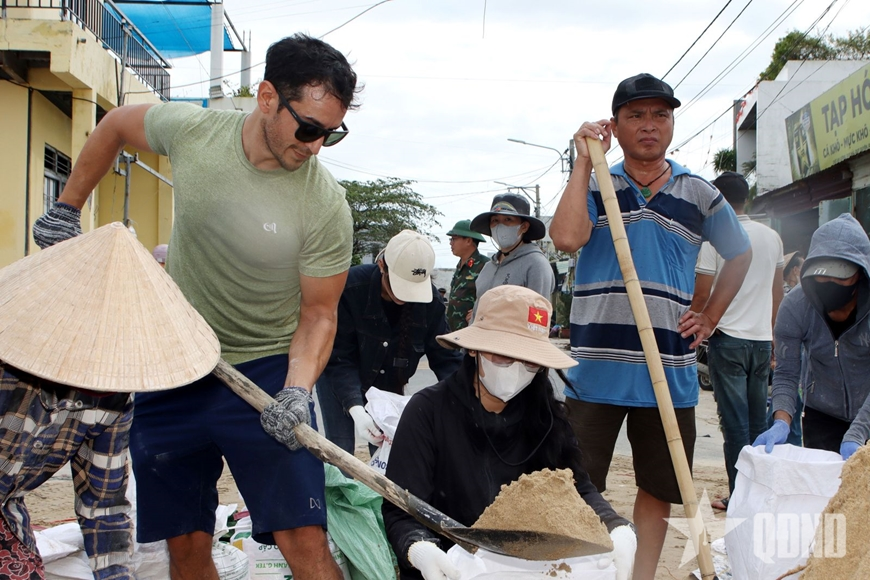 Military-civilian solidarity shines in times of hardship