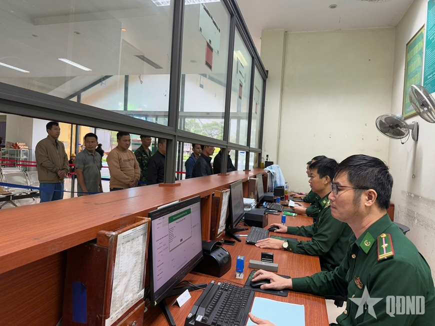 Border guard troops maintain security and order at Cha Lo International ...