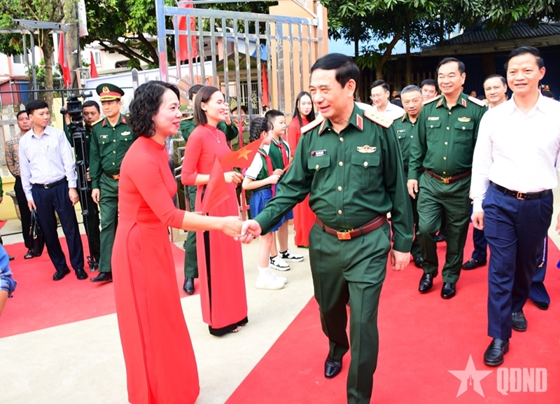 Defense Minister attends National Great Unity Festival in Thai Nguyen