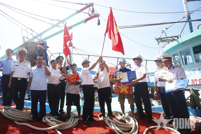 Naval Region 4 troops - Steadfast support for fishermen
