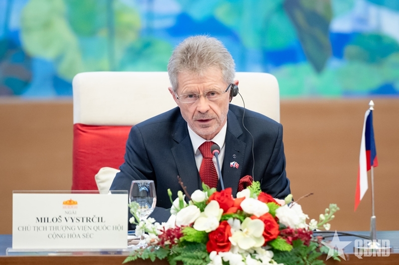 Top Vietnamese legislator holds talks with visiting Czech Senate President