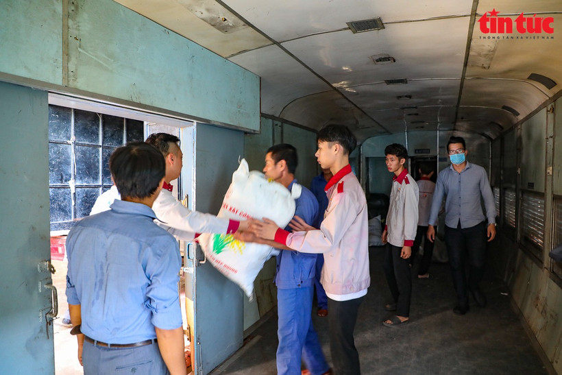 Over 15,000 relief packages transported to south-central region by rail