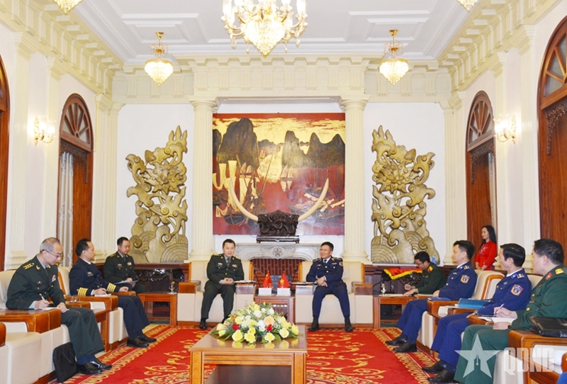 Vietnam Coast Guard Commander receives Chinese Defense Attaché