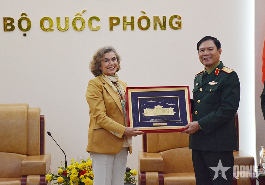 General Nguyen Tan Cuong Receives Spanish Ambassador to Vietnam