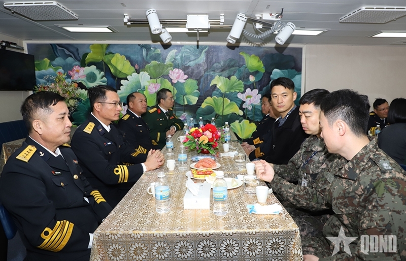 Frigate 015 - Tran Hung Dao arrives at Jinhae Port, starting visit and ...
