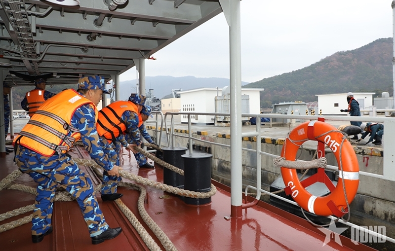Frigate 015 - Tran Hung Dao arrives at Jinhae Port, starting visit and ...