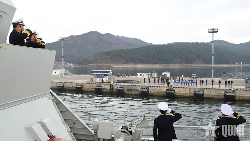 Frigate 015 - Tran Hung Dao arrives at Jinhae Port, starting visit and ...