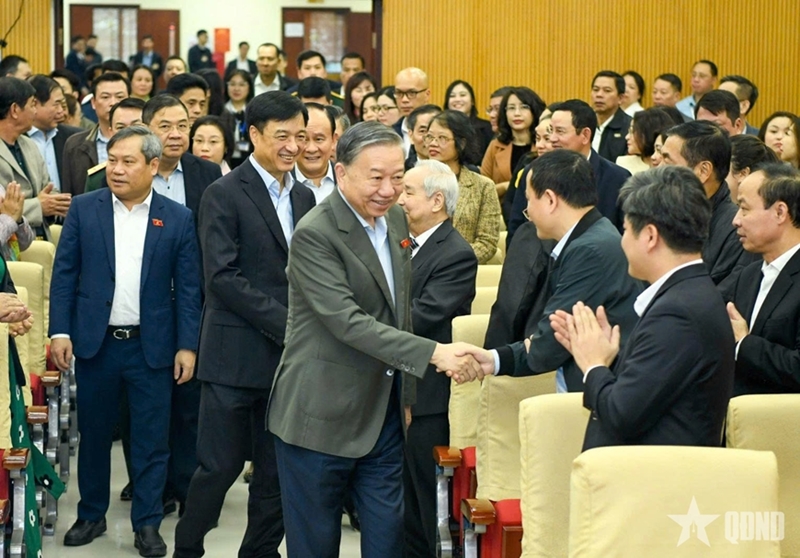 Party chief urges Hanoi officials to think boldly, act for public good