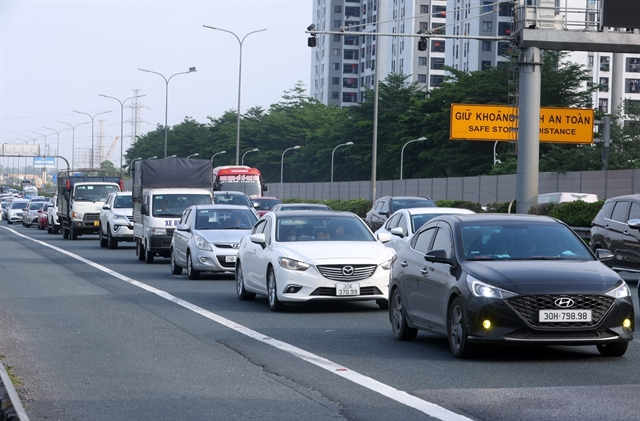 Hanoi to pilot rush-hour restrictions on heavy trucks, container vehicles