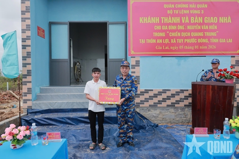Naval Region 3 inaugurates house to flood-hit victim in Gia Lai