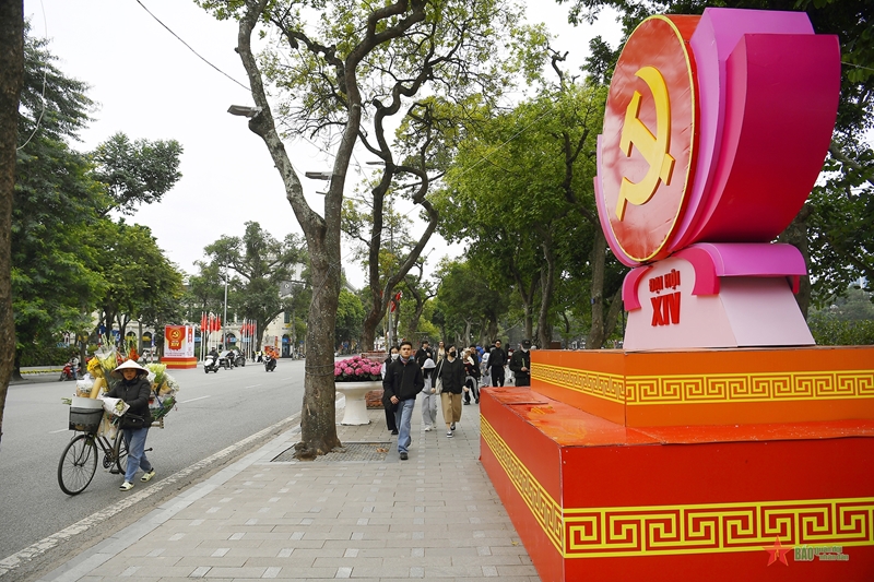 Hanoi dressed in flags and flowers to welcome 14th National Party Congress