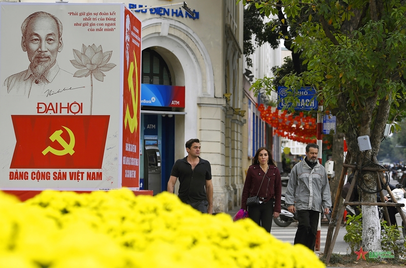 Hanoi dressed in flags and flowers to welcome 14th National Party Congress
