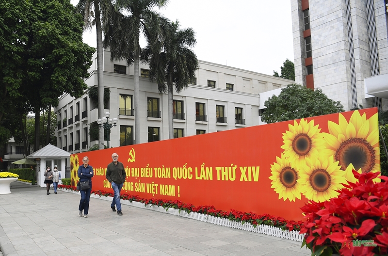 Hanoi dressed in flags and flowers to welcome 14th National Party Congress