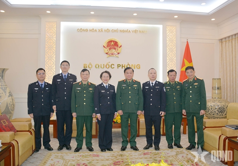 Deputy Defense Minister Hoang Xuan Chien receives Police Counselor of China