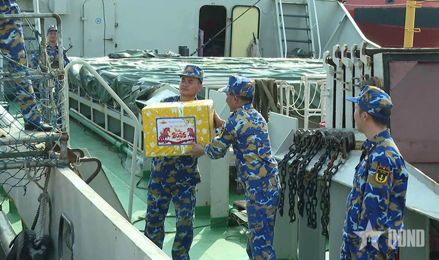 Tet gifts presented to troops and civilians in Truong Sa Special ...