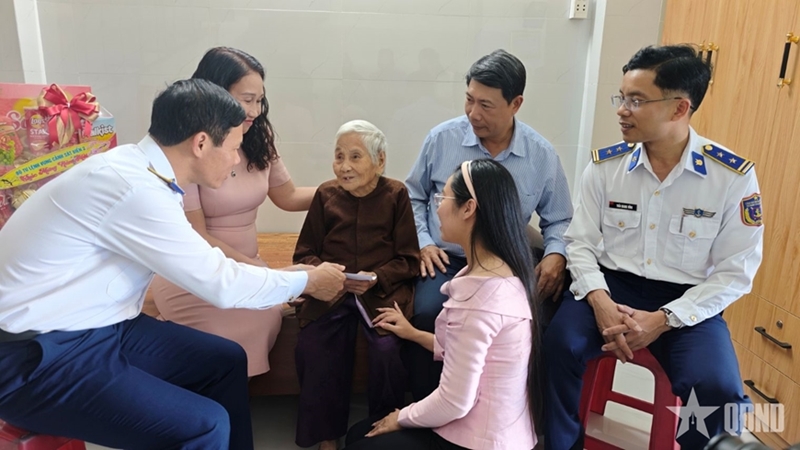 Quang Ngai students and national sea and islands