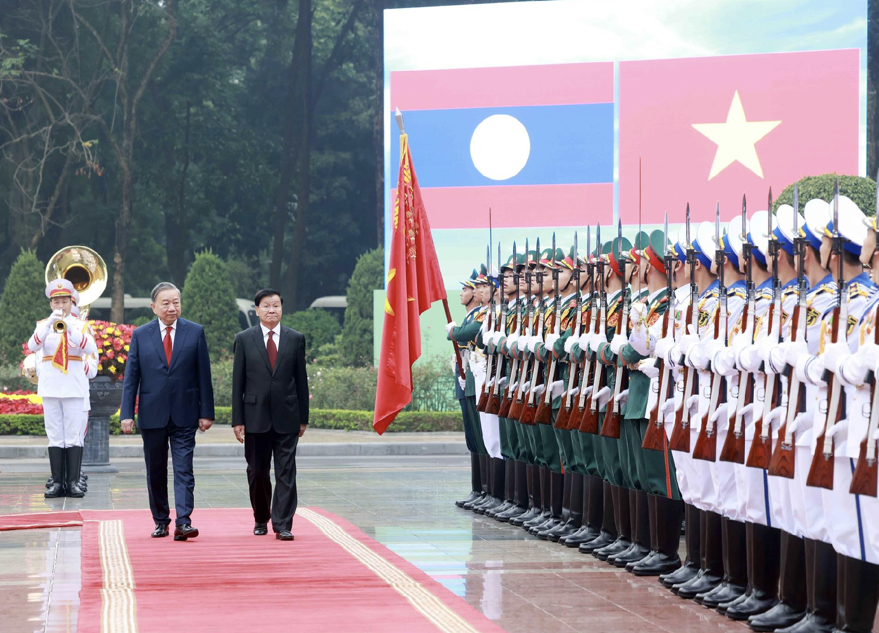 Party General Secretary chairs official welcome ceremony for top Lao leader