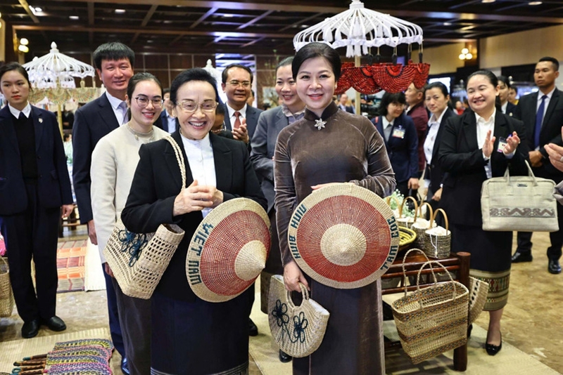Spouses of Vietnamese, Lao Party leaders visit Ninh Binh