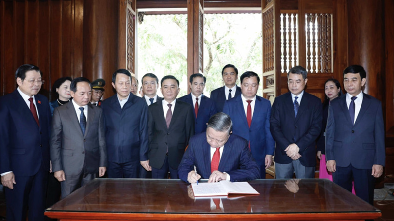 Party chief pays floral tribute to President Ho Chi Minh in Nghe An