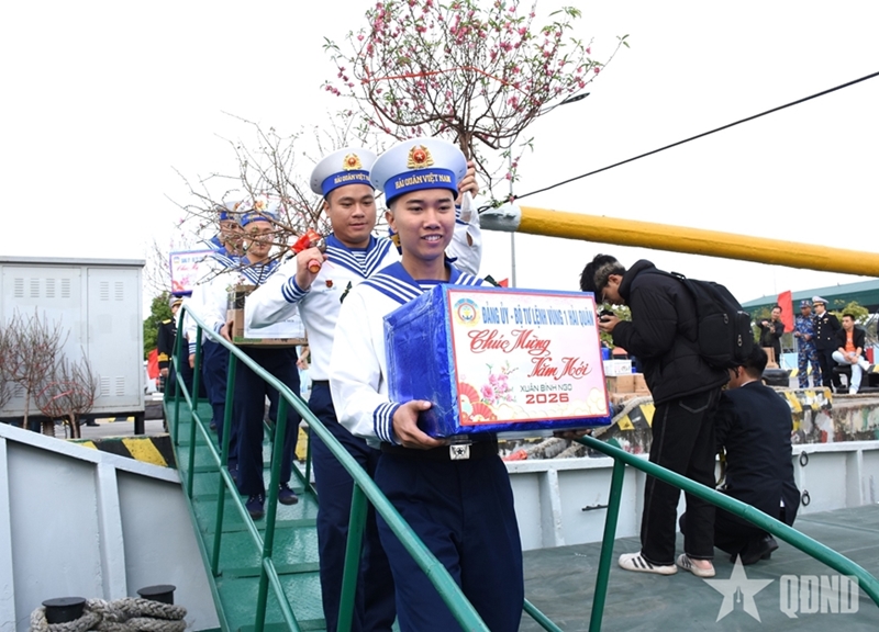 Naval Region 1 brings “spring” to Bach Long Vi Island