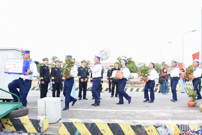 Naval Region 1 brings “spring” to Bach Long Vi Island